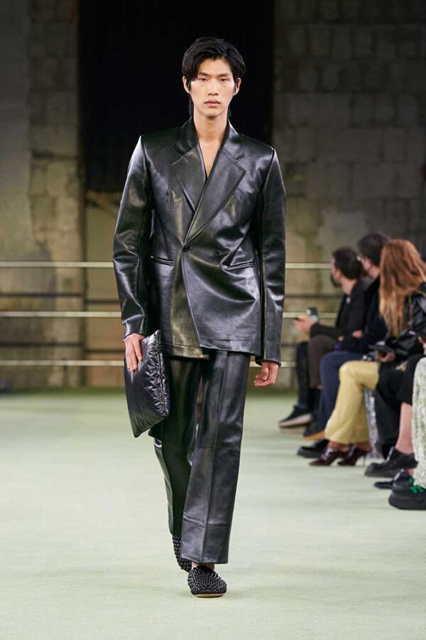 MFW: BOTTEGA VENETA Fall Winter 2022.23 Collection - Male Model Scene